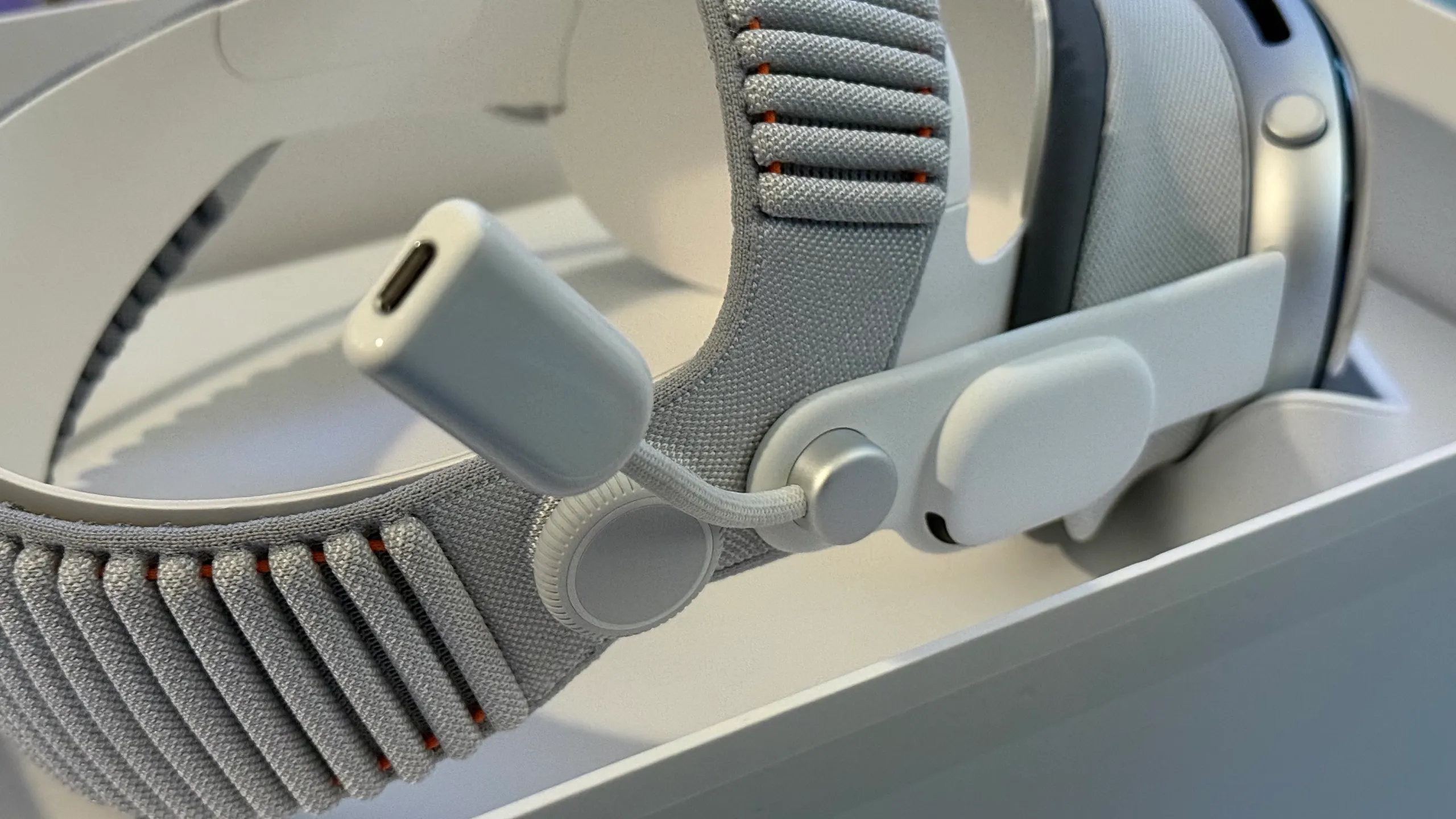 $300 Gen 2 Apple Vision Pro Developer Strap Delivers A 20 Gbps USB-C Port